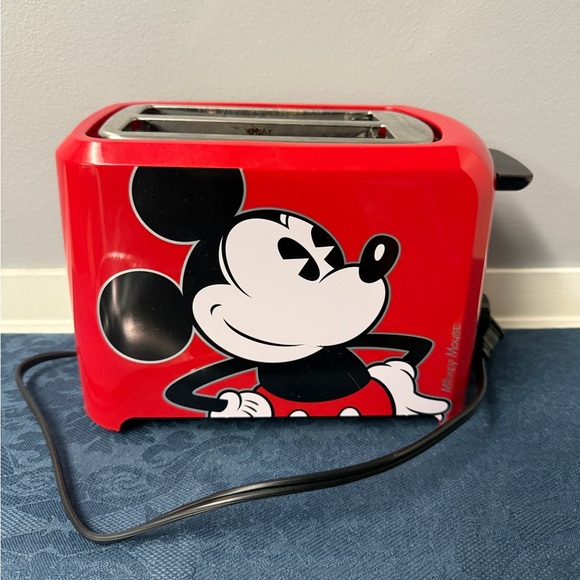 Disney | Kitchen | Disney Classic Mickey Mouse 2 Slice Toaster Leaves ...